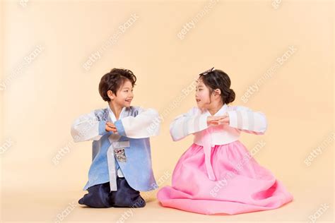 한국인 어린이 인간의나이 한복 전통문화 주제 한국명절 한국문화 미소 큰절 한국전통 세배 이미지 Jv11110898 게티이미지뱅크