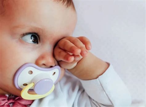 بهترین روش خارج کردن مژه از چشم نوزاد