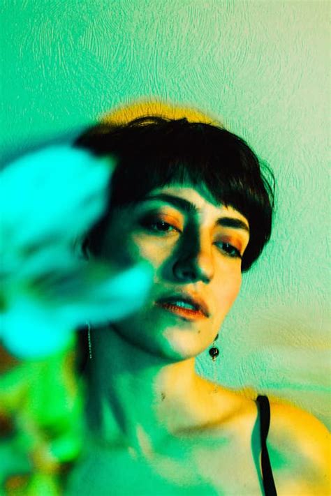 검은 머리 모델 수직 쐈어 얼굴 여성 초상화 흰색 배경에 관한 무료 스톡 사진