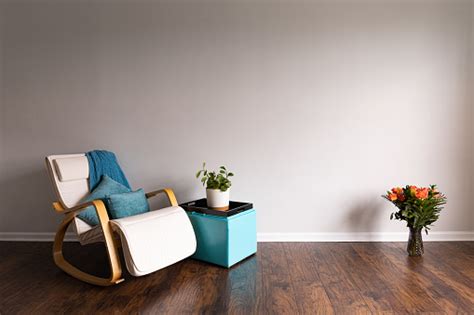 편안한 안락 의자와 창문 근처의 식물 밝은 배경으로 현대적인 인테리어 디자인 가구에 대한 스톡 사진 및 기타 이미지 가구 가정의 방 개념 Istock