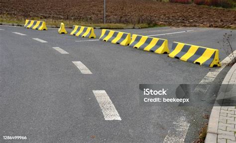 수평 도로 표시 차선 도로에 고속도로 콘크리트 장벽 차량 충돌 차선 분리기 검은 줄무늬가 있는 노란색 도로가 완료되지 않고 필드