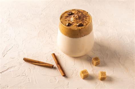 홈메이드 달고나 커피 인스턴트 커피 설탕 우유로 만든 트렌디한 푹신한 크리미 한 휘핑 음료 맨 위 보기 0명에 대한 스톡 사진 및 기타 이미지 Istock