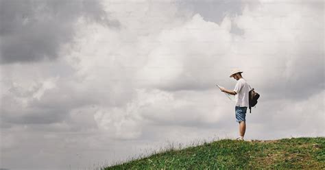 놀라운 전망과 지도 여행 모험 및 Gps 개념 텍스트 공간을 보유한 산 꼭대기의 힙스터 여행자 사진 Unsplash의 여행 이미지