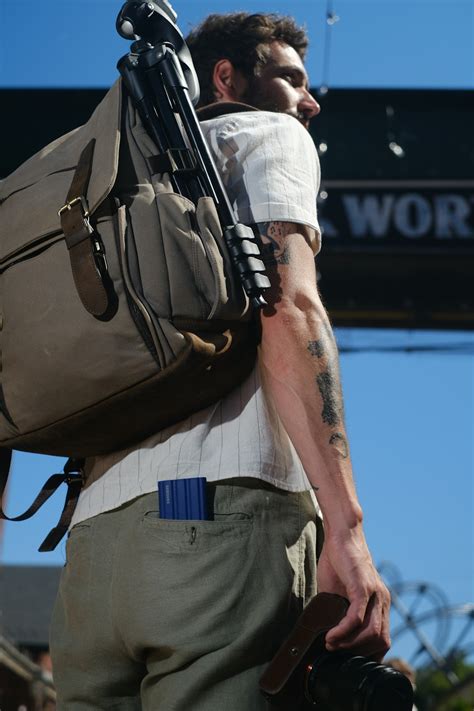 배낭을 메고 있는 남자 사진 Unsplash의 무료 하드웨어 이미지