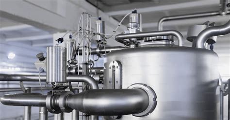 산업 배경입니다 공장 상점에서 생산하기위한 장비 산업 도구 및 기계 양조장 제조 공장 스테인레스 스틸 통 또는 파이프가있는 탱크 소형 장비 현대 생산 기술 톤