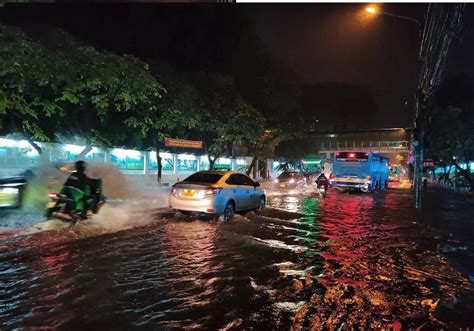 Hanois Streets Flooded After Heavy Rain