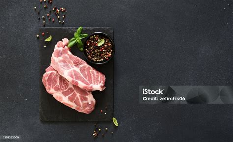 돌 판에 향신료를 곁들인 신선한 돼지고기를 생으로 조리합니다 맨 위 보기입니다 검은색에 대한 스톡 사진 및 기타 이미지 검은색 고기 고추류 Istock