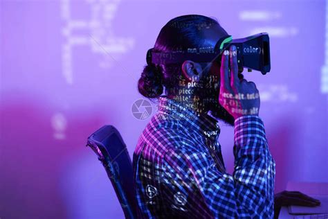 映射程序员计算机监视器上的解码数据高清图片下载 正版图片505854699 摄图网