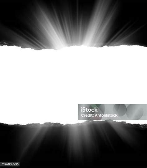가장자리가 찢어진 검은 종이에 구멍이 있고 햇빛과 광선을 관통합니다 구멍에서 어둠을 뚫고 들어오는 햇빛 0명에 대한 스톡 사진 및 기타 이미지 Istock