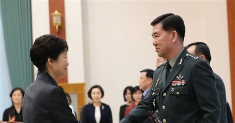 제6군단장과 악수하는 박 대통령