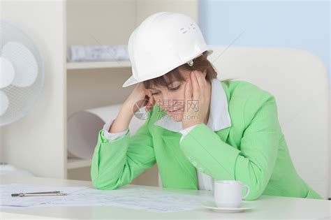 妇女 戴防护头盔的工程师在工作场所议席就座高清图片下载 正版图片320460539 摄图网
