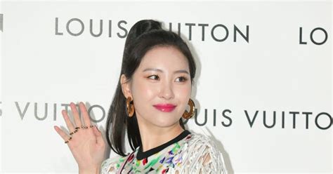 [포토] 선미 사랑스러운 손인사