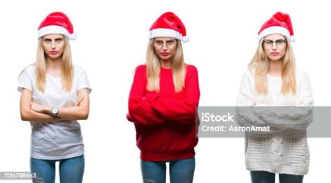 젊은 아름 다운 금발 여자의 콜라주는 고립 된 배경 회의론과 긴장을 통해 크리스마스 모자를 입고 교차 팔과 얼굴에 표현을 거부 부정적인 사람 감정에 대한 스톡 사진 및 기타