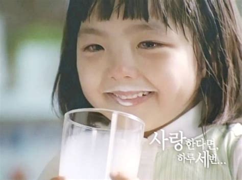 6살때 우유 5리터 마시며 촬영했던 우유소녀 근황 네이트뷰