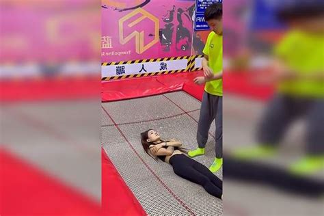 花臂小姐姐玩蹦床教练本来心有怜惜结果被人陷害 蹦床 教练 结果
