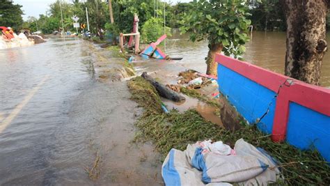 Photo Gallery น้ำท่วมมหาสารคามยังหนัก หลังน้ำชีล้นไหลเชี่ยวท่วมถนน ต้องปิดการจราจรนับ 10 กม