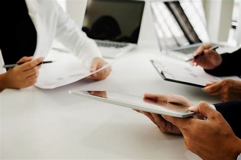 비즈니스 팀 회의 존재입니다 전문 투자자 새로운 시작 프로젝트입니다 디지털 태블릿 노트북 컴퓨터 디자인 스마트 전화 사무실에서 개발에 대한 스톡 사진 및 기타 이미지