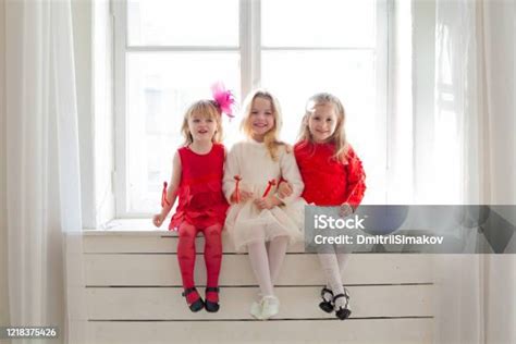 창가에서 빨간색과 흰색 드레스를 입은 세 명의 어린 소녀 소녀에 대한 스톡 사진 및 기타 이미지 소녀 금발 머리 3 명 Istock