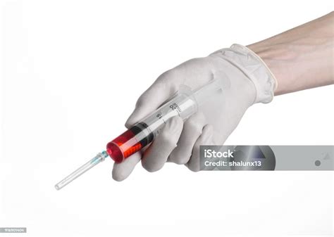 의사의 손을 잡고는 주사기 화이트 Gloved 손 큰 주사기 의료 문제 의사에 게 주입 흰색 배경 고립 된 백색 장갑 의사 Ebola 테스트 빨간 약 건강관리와 의술에 대한