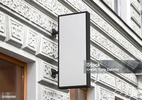 빈 상점 간판 간판 디자인 모형 고립 된 명확한 최소한의 상점 템플릿 거리 매달려 벽 간판 로고 프리젠 테이션 금속 카페 레스토랑 바 플라스틱 배지 검은 흰색 둥근 사각형