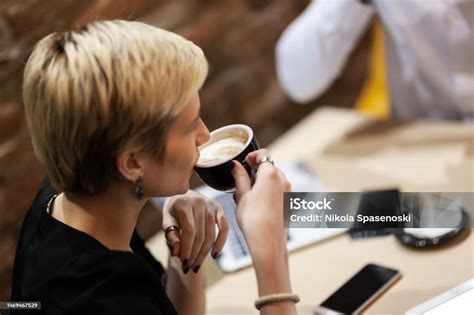카페에서 비즈니스 미팅을 하는 동료들 커피를 마시고 노트북과 태블릿에서 작업합니다 20 24세에 대한 스톡 사진 및 기타 이미지 20 24세 기업 비즈니스 남성