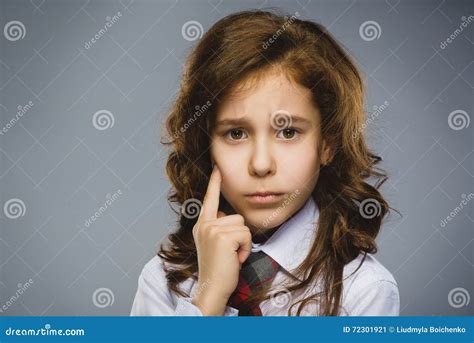 有担心的被注重的表示的特写镜头哭泣的女孩在灰色背景 库存图片 图片 包括有 全能 婴儿 消沉 表面 72301921