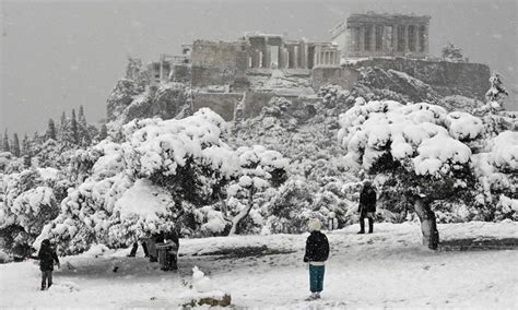 La Acrópolis Y Otros Lugares Emblemáticos De Atenas Cubiertos De Nieve