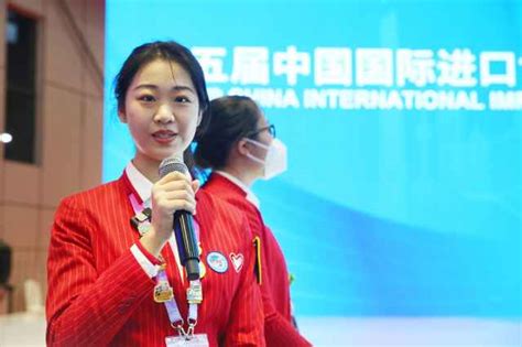 向前进 博青春｜复旦“小叶子”用声音助力进博会