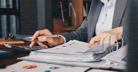 새로운 시작 프로젝트를 가진 아시아 비즈니스 여성은 그래프 토론 및 분석 데이터 차트와 그래프를 가리키고 계산기를 사용하여 숫자를 계산합니다 사업 재정 및 회계 요약 사진