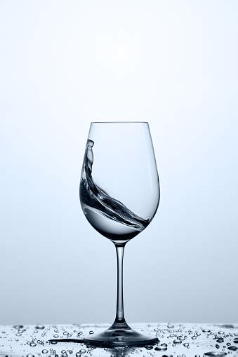 밝은 배경에 대 한 방울을 유리에 투명 한 물 스플래시와 와인 글라스 가득 찬에 대한 스톡 사진 및 기타 이미지 가득 찬