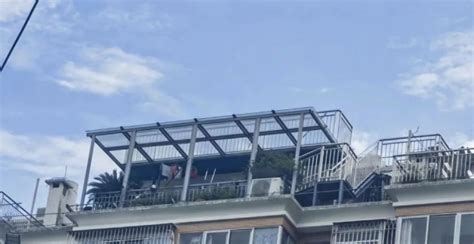 空中看违建 顶楼加盖出一层瓦房，部门：认定违建，冻结产权腾讯新闻