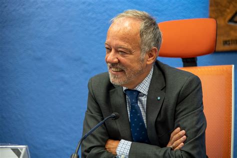 el decano de la facultad el profesor ricardo alonso designado académico honorario de la