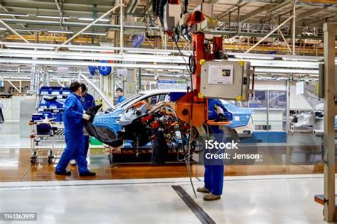 설치 하 고 상하이 폭스바겐 공장 조립 라인에 자동차를 설치 하는 노동자는 바쁜 2016년에 대한 스톡 사진 및 기타 이미지 2016년 강철 건강관리와 의술 Istock
