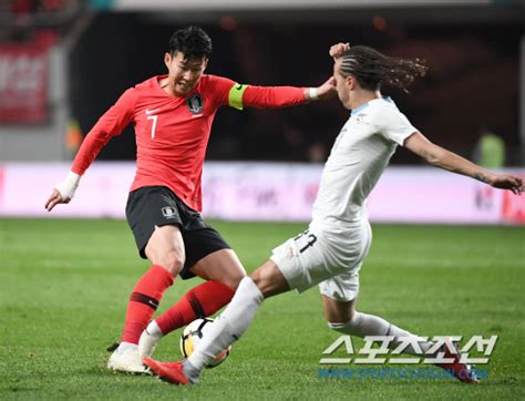 [한국 우루과이]돌격대장 손흥민 한국 5위 우루과이와 0 0 전반 종료