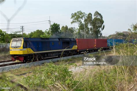 고속 전기 기차 수출 물류 배경에 포트 사용에서 화물 열차 컨테이너와 화물 열차 플랫폼 강철에 대한 스톡 사진 및 기타 이미지