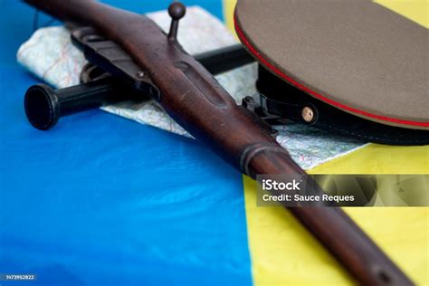 소총 러시아 군용 모자지도 또는 경찰 방어와 같은 다양한 군사 물체가있는 우크라이나 국기 강철에 대한 스톡 사진 및 기타 이미지 Istock