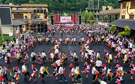 云南弥勒市西三镇民族文化主题街区隆重开街界面新闻