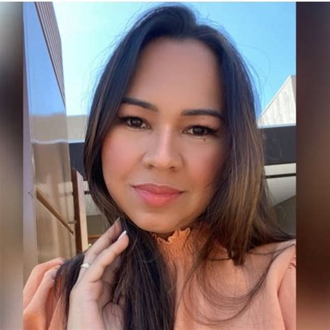 Lesley Moura Cacho Rretora • Threads Say More