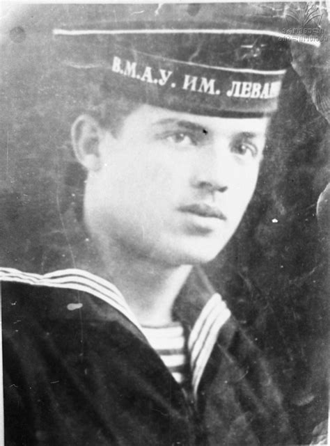 Iverieli ახალგაზრდა მამაკაცი მეზღვაურის ფორმით