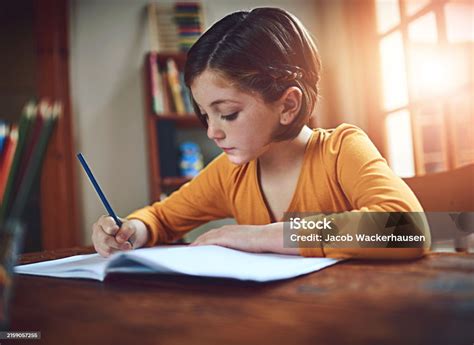 원격 학습을 위해 가정의 식당에서 학생 소녀와 함께 교육 노트 및 쓰기 아동 발달 성장 및 학업 장학금을 위한 아파트의 침실에 있는 책상에서 아이와 함께 공부 8 9 살에