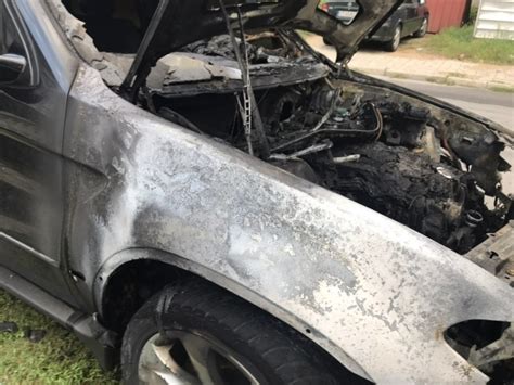 Кола пламна посред бял ден в Лом