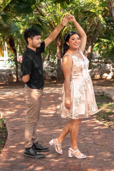 걱정 없는 금발 기쁨 꽃 꽃다발 꽃무늬 꽃이 피는 낭만적인 녹지 농촌의 다시 드레스를 엽니 다 댄스 뒷모습 들판 목가적인 봄 선명한 아름다움