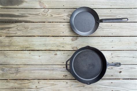 주철 대 탄소 강철 대 테프론 팬 난로에서 오븐 캠프 파이어에 이르기까지 건강한 요리 옵션을위한 프라이팬 조리기구 전투 비교 왼쪽에 있는 텍스트 또는 복사 공간을 위한 빈