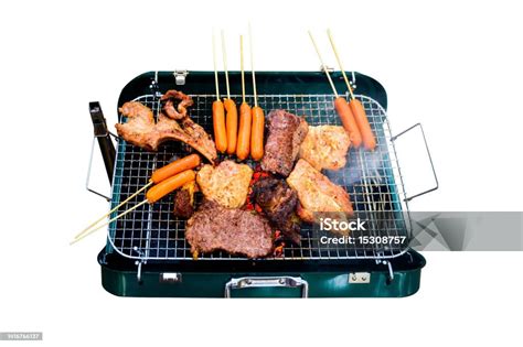 여름 캠프 여행에서 캠프장에서 그릴 바베큐를 닫으십시오 바베큐 모닥불 캠프 파이어 여름에 스테이크를 굽는 불꽃 요리하기 음식 준비에 대한 스톡 사진 및 기타 이미지 Istock