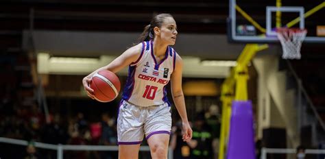 Basquetbolista Costarricense Daniela Quesada Fichó Con Equipo