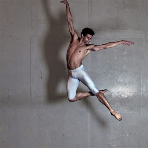 Thiago Soares Do Royal Ballet De Londres Grava Vídeo Em Apoio A Estrangeiros Época Bruno
