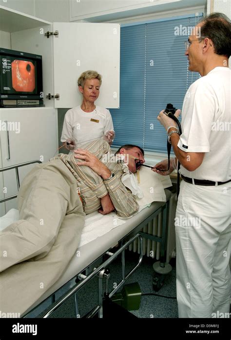Dpa Datei Ein Internist Und Sein Assistent Ein Patient Darm Von