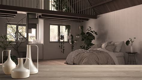 나무 테이블 상단 또는 흐릿한 컨트리 스튜디오 아파트 침실과 부엌 메자닌 나무 로프트 건축 인테리어 디자인 위에 미니멀 한 현대적인 화병 선반 배경 주제에 대한 스톡 사진