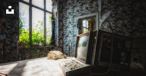 흰색 테이블에 검은 색과 회색 Ip 책상 전화 사진 Unsplash의 무료 사무실 이미지