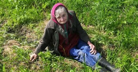 Хлопець поспішав додому але раптом побачив на узбіччі бабусю Вона не ворушилася Хлопець